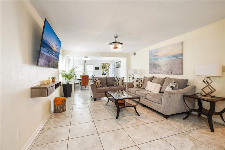 5 Minutes Walk To Beach 4br/2baths/4beds - Daytona Beach, FL