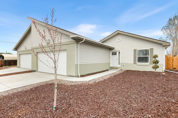 Northfield Getaway -Sleeps 8/denver/pets Ok/yard - Denver, CO