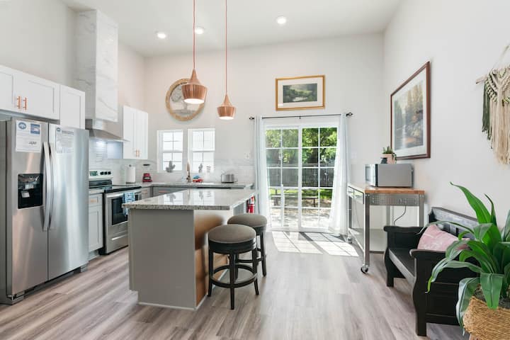 Flora's Unit C: 4 Beds, Walk To River & Dtown! - New Braunfels, TX