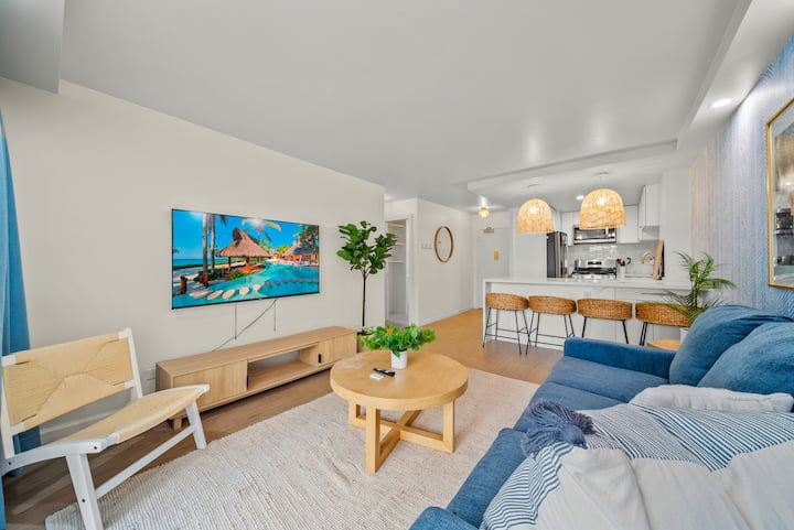 Modern Beachside – Renovated 2bd W/ Free Parking! - Honolulu