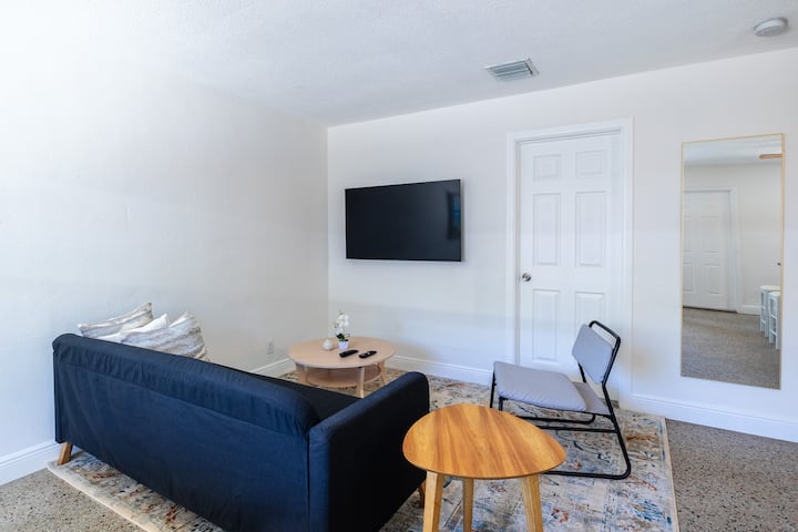 Charming 2 Bed 1 Bath Gem 10 Min To Beach! - Fort Lauderdale