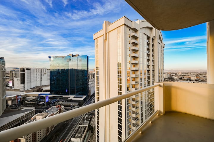 D31t1* Studio Ph Floor W/stripview/balcony/pool - Las Vegas