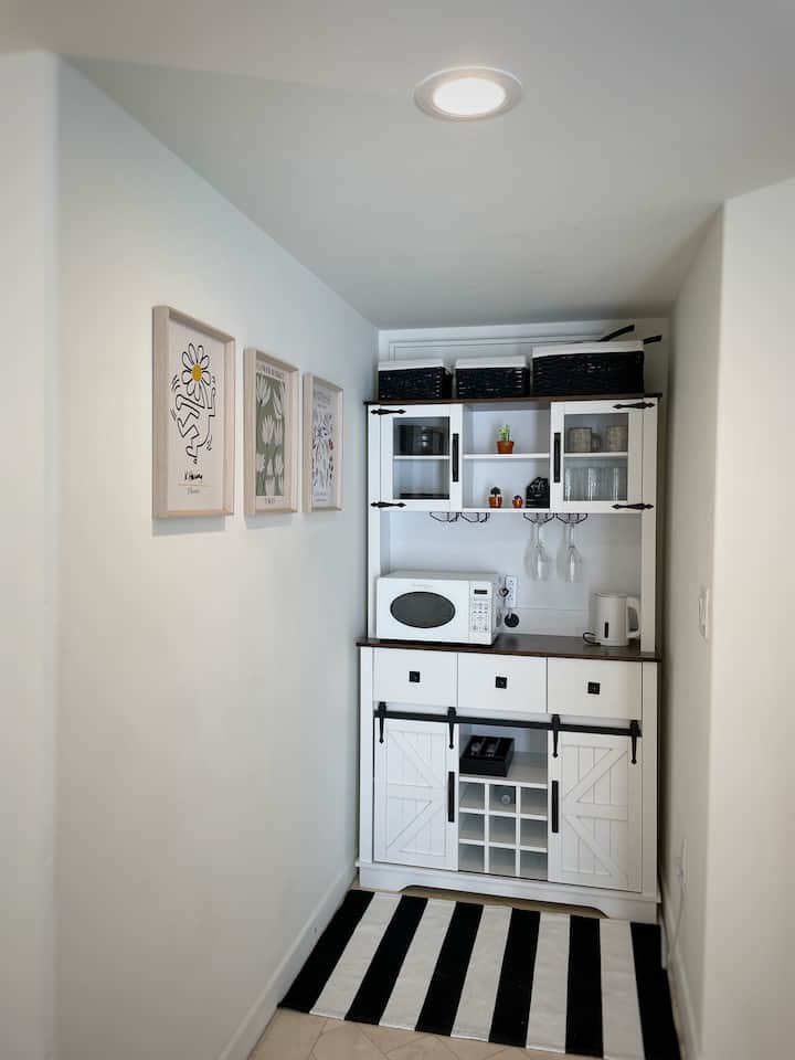 Contemporary Beachside Studio - Los Angeles, CA