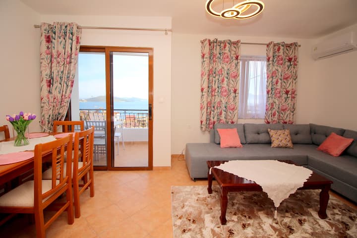 Picturesque Seaview Flat With Balcony - Saranda