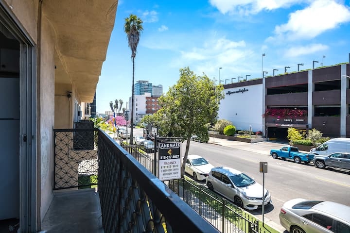 Modern Studio With Gated Parking In Korea Town! - Hollywood, CA