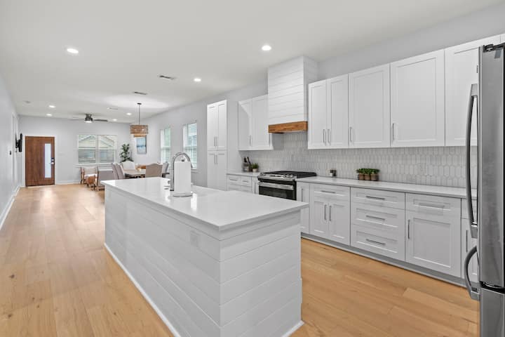 Modern Lux Home 2 Mins To The Beach+putting Green - Galveston, TX