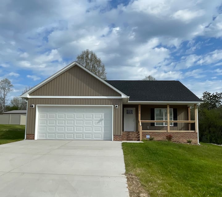 Beautiful Home To Enjoy! - Thomasville, NC
