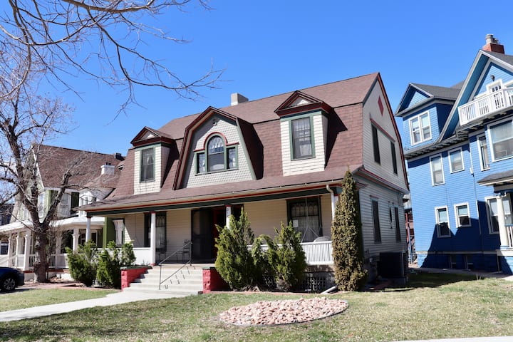Majestic Mountain Manor - Colorado Springs, CO