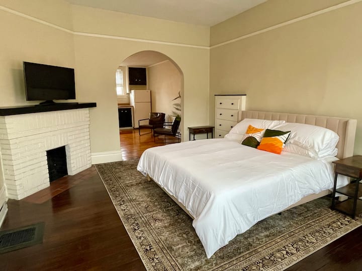 King Bed, Quiet Building, Hi-speed Wifi - Des Moines, IA