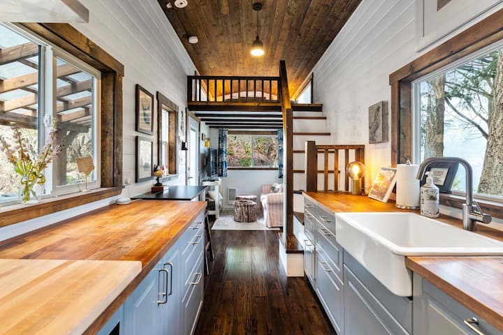 Wild Roots Farm: Oshun Cabin - Bowen Island