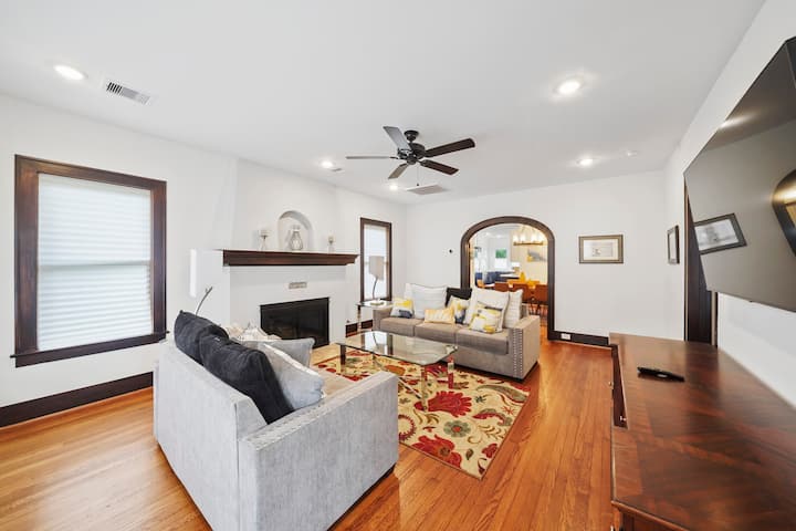 Museum District 
5 Bedroom Luxurious Home - Houston, TX