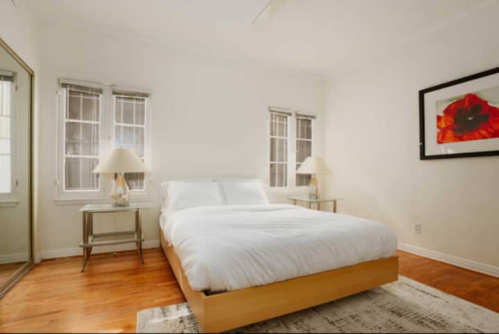 Charming Beverly Hills Retreat With Parking #3 - Beverly Hills, CA