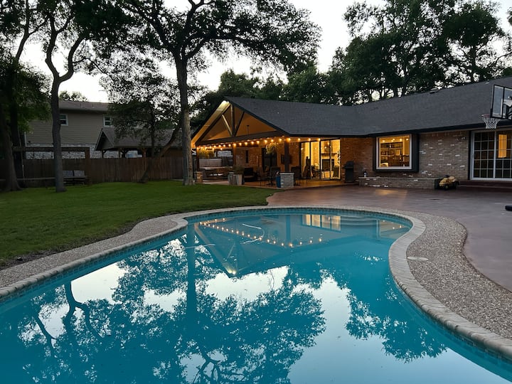 Beautiful Remodel W/ Pool & Spa! - Austin, TX