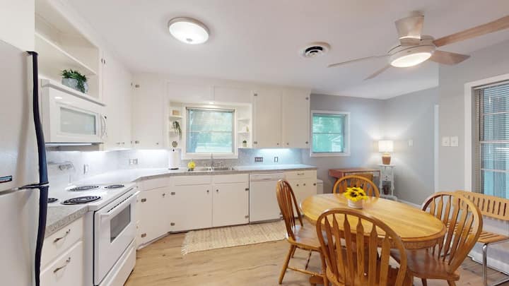 Bluebonnet Bungalow ~ Aggieland Vacation Rentals - Navasota, TX