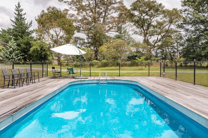 Summer Is Here. Enjoy Pool, Spa And Barbecue. - Masterton