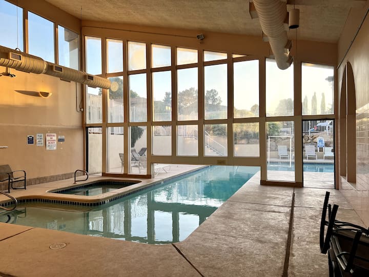 Hot Tub, Pool, Gym, Fast Wi-fi, Long Stay Ready! - United States