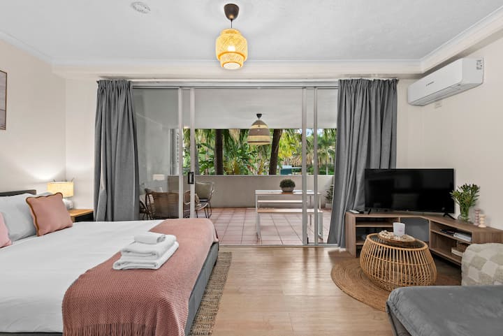 Cozy Studio W/ Balcony & Resort-style Amenities - Brisbane
