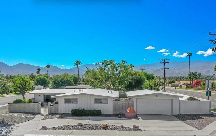 Mid-century | El Paseo Fun | Games & Fire Pit - Palm Desert, CA