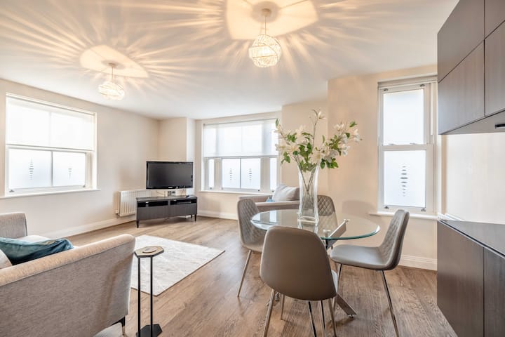 Stylish 3 Bed 2 Bath Apartment Parking Windsor - Windsor