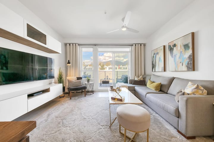 D41 - Spacious 2 Bedroom - North Vancouver