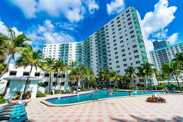 Beachfront Apt | Hollywood, 6th Floor + Pool - Hollywood, FL