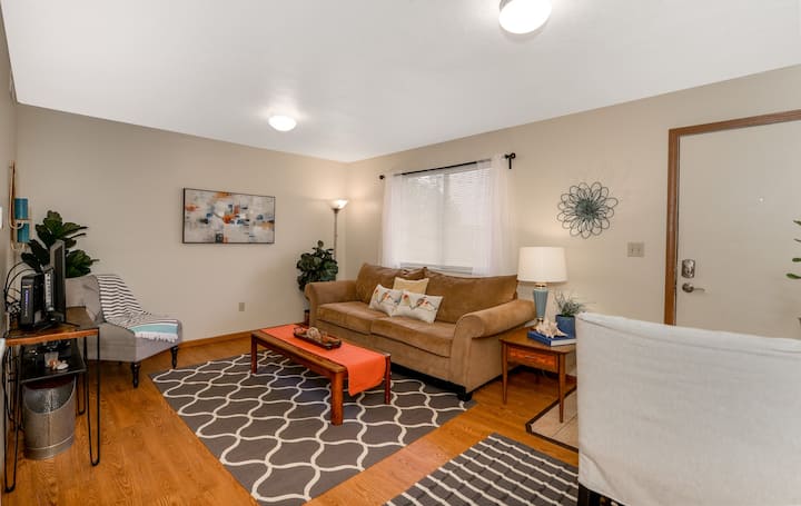 Central 2 Bd Ideal For Traveling Professionals! - Akron, OH