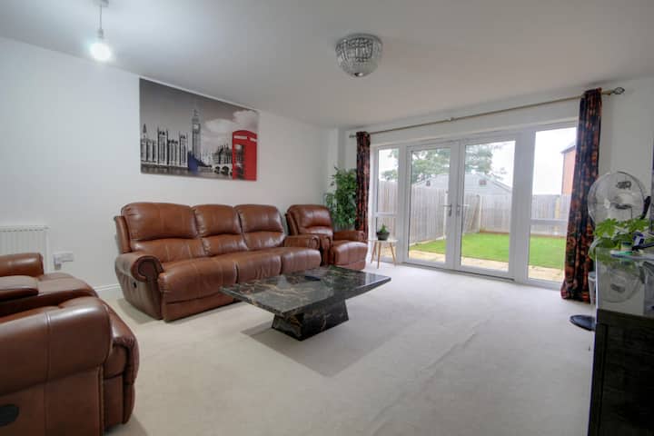 Specious Modern 3-bed House Near City Centre - Reading