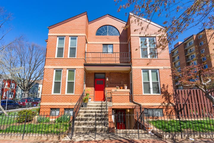 Spacious Renovated Rowhouse - Alexandria, VA