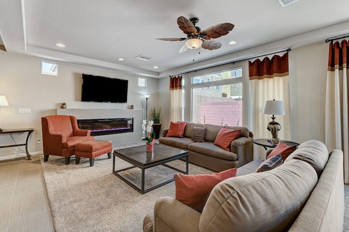 New Chic & Trendy 4br Elegant Home W/ Fireplace - Las Vegas, NV