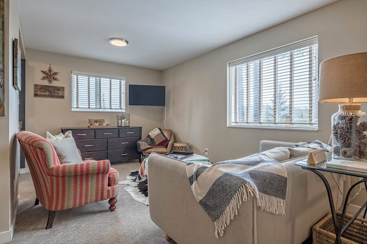 Cozy Budget-friendly Suite Views & Great Location - Armstrong