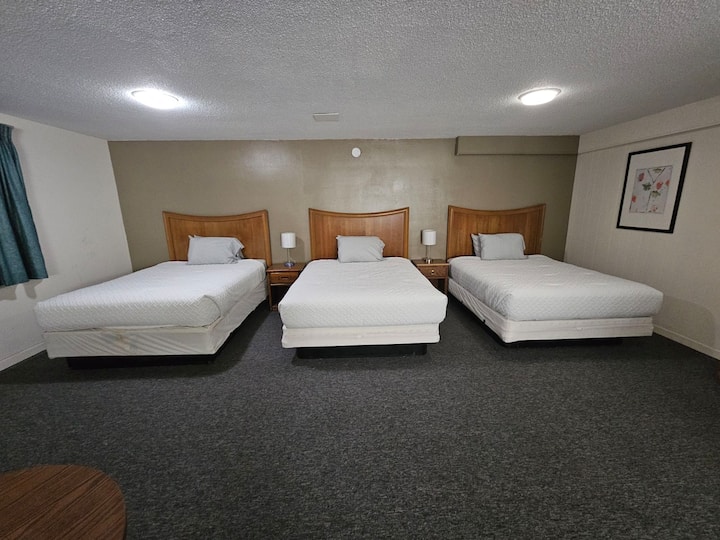Full Kitchen 3 Queen Beds - Hastings, NE