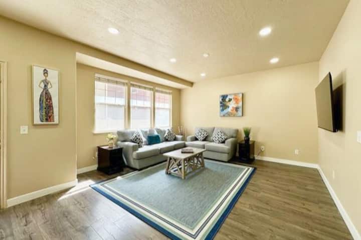 Luxury Gateway, I-15,  Aquarium, Full Kitchen - Sandy, UT