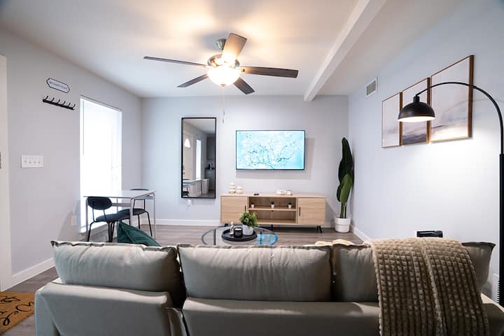 Stylish 1bdr Near Downtown With Parking|kay Bailey - Dallas, TX