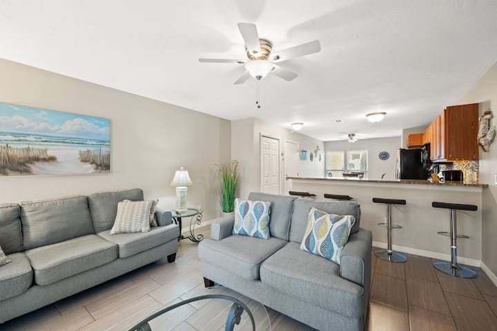Cozy 2-bedroom Condo In Siesta Key W/ Heated Pool - Sarasota, FL