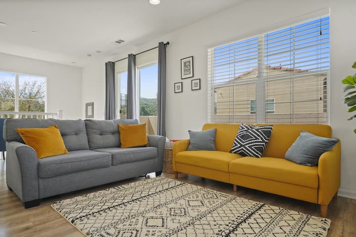 Beautiful Centrally-located Home - Santa Clarita, CA