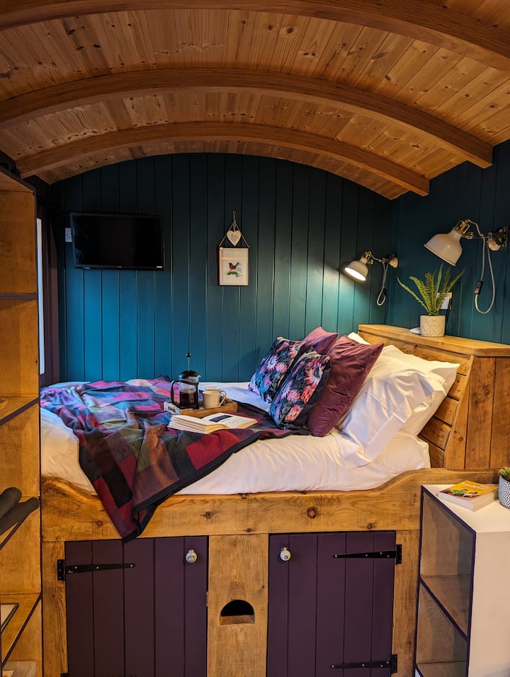 Wren- Romantic Break, Hot Tub, Wifi, Dog Friendly! - Wales