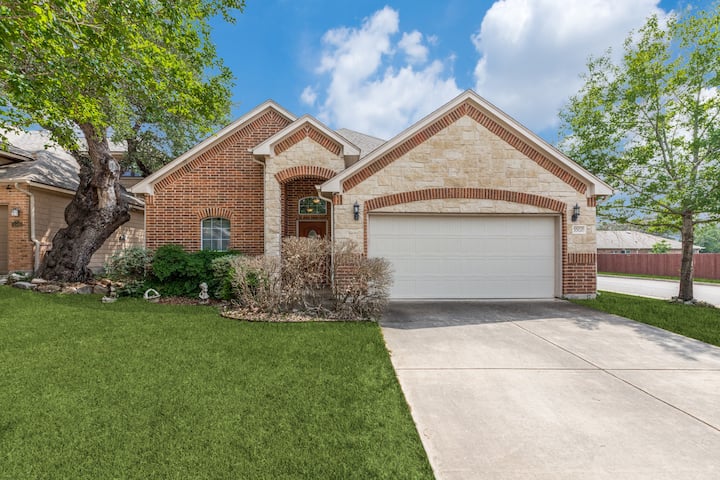 Charming Single Story Home - Garden Ridge, TX