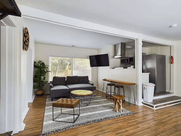 Newly Renovated 2br | 10 Min To Usc + Fort Jackson - Columbia, SC