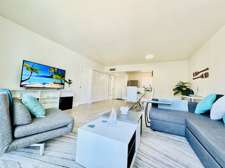 Coastal Charm: Waterfront & Free Parking - North Miami Beach, FL