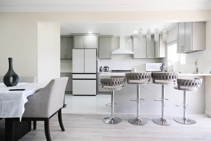 Anaheim Serenity: Contemporary & Roomy Escape - Cerritos, CA