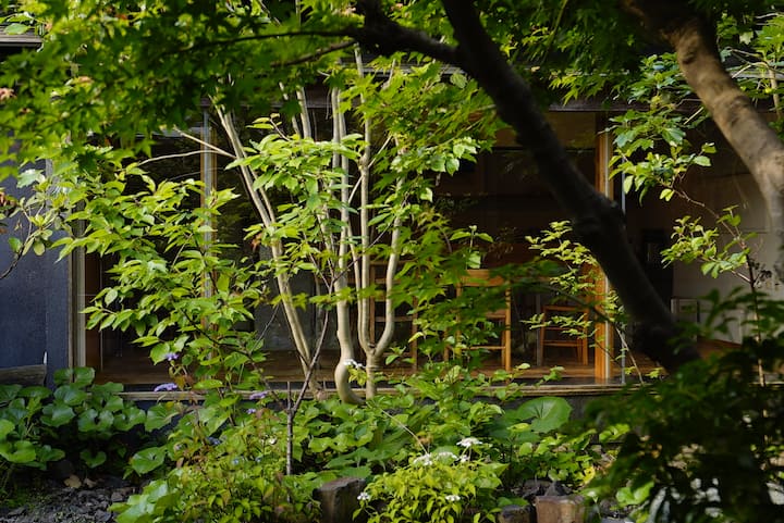 江戸時代の街並みとJr関駅の間/閑静で広い邸宅/藍染めのリネン類/広いキッチン/お茶室あり - 가메야마시