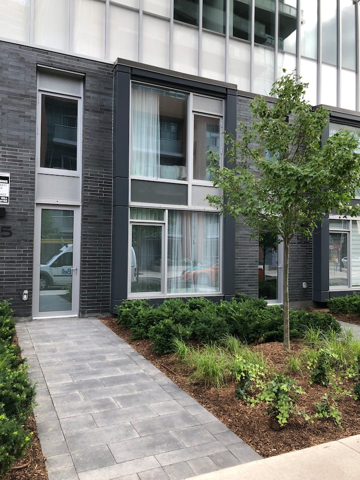 2-storey Townhome | Free Parking | 100% Walk Score - Toronto