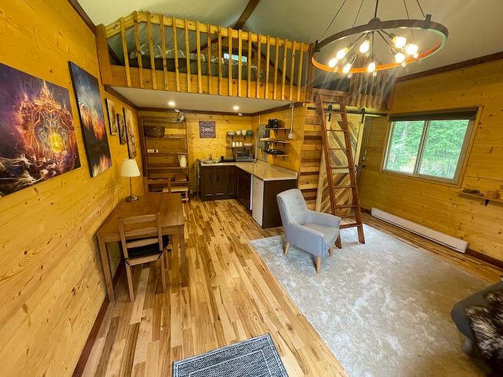 Cozy Art Cabin - Roberts Creek