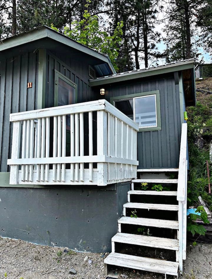 Shore Acres - Beachfront Apt 11 - Loon Lake, WA