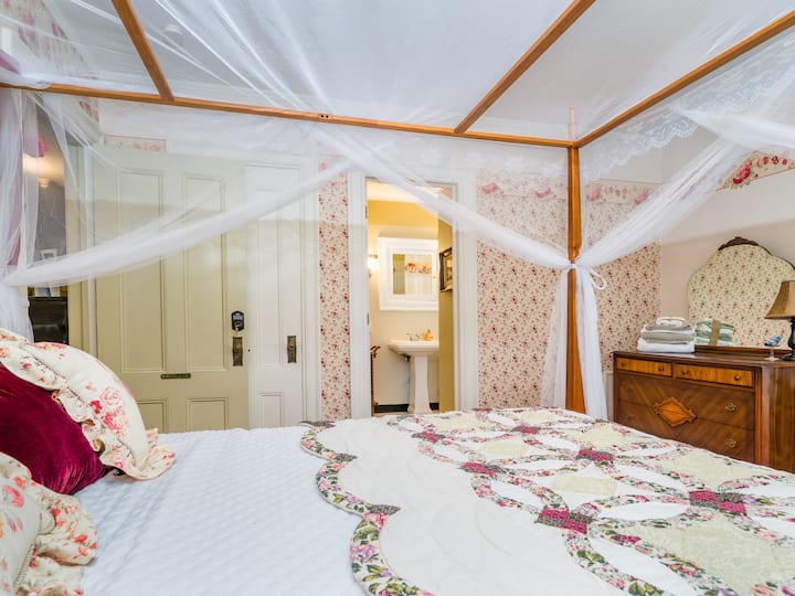 Rose Room @ The Courtney Inn - Rochester, NY