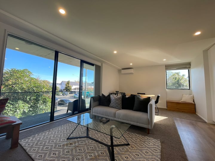 Stylish City-central Apt | Free Parking - Christchurch