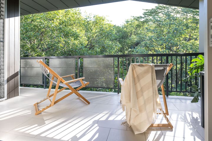 Treetop Tranquility:leaves Rustle In Gentle Breeze - Noosa Heads