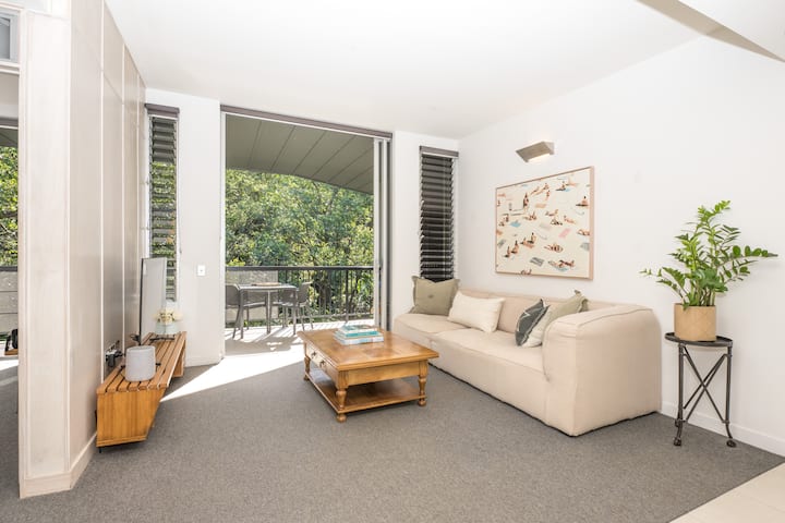 Treetop Tranquility:leaves Rustle In Gentle Breeze - Noosa Heads