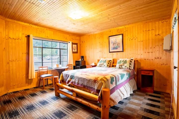 Queen Room - Riverfront - Cherokee, NC