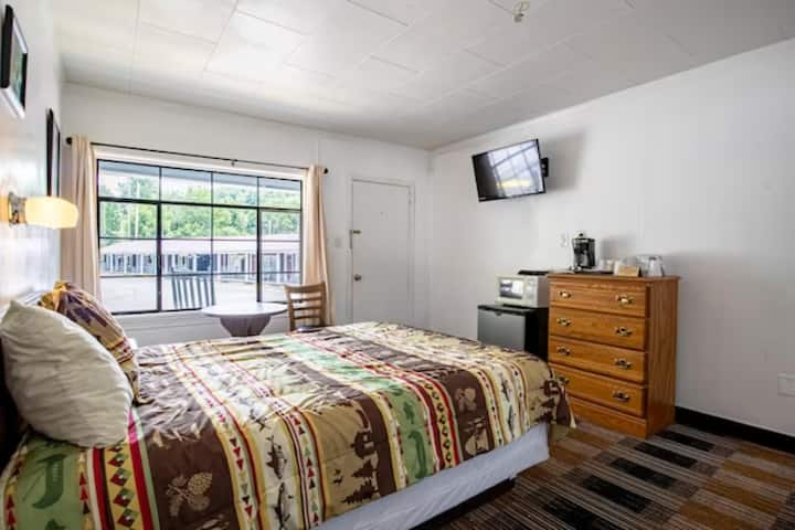 Lloyd's On The River Country Inn Queen Bed - Cherokee, NC